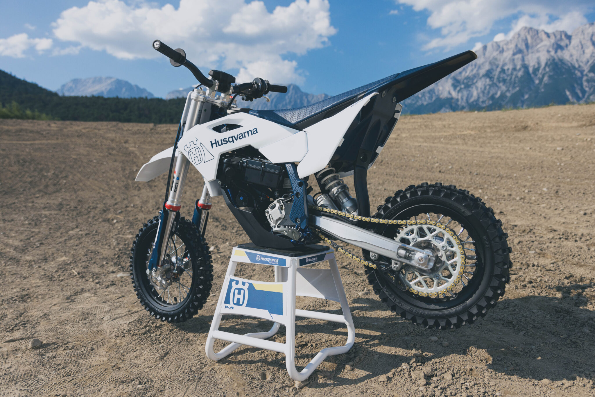 Husqvarna Mobility Introduces 2025 EE 5: Electric Motocross with Water ...